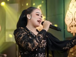 8 Foto Niken Salindry, Penyanyi Sinden Viral Borong Dagangan Penjual Es Teh