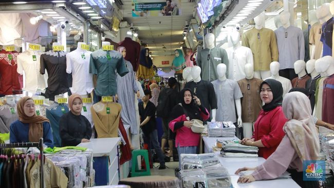 Awal Ramadan, Warga Sudah Berburu Baju Muslim Tanah Abang