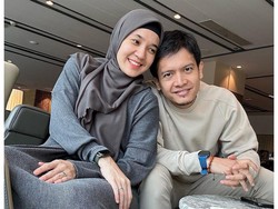 7 Foto Mesra Dimas Seto-Dhini Aminarti, Tetap Romantis Usai 15 Tahun Menikah