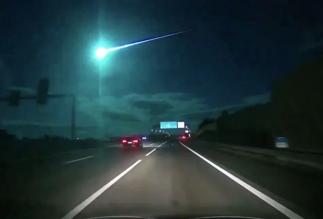 Meteor Besar Benar Jatuh, Warga Panik Berhamburan Keluar Rumah