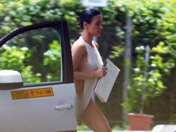 Bianca Censori Tak Pakai Bra Dilapisi Jas Hujan Transparan, Dihujat Desperate