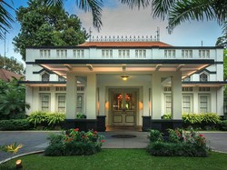 8 Foto Alex Mucci, Model Kontroversial yang Topless di Tempat Bersejarah