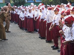 7 Gaya Kahiyang Ayu Antar Anak Hari Pertama Sekolah, Dikawal Paspampres