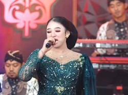 8 Foto Niken Salindry, Penyanyi Sinden Viral Borong Dagangan Penjual Es Teh