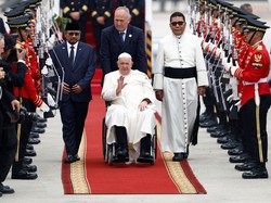Baju Putih Paus Fransiskus saat Tiba di RI, Simbol Kesederhanaan & Kesucian