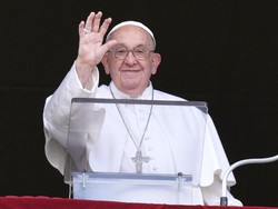 Baju Putih Paus Fransiskus saat Tiba di RI, Simbol Kesederhanaan & Kesucian