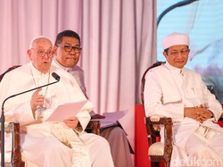 Gaya Gisella Anastasia Pose Bareng Hiu Paus di Laut Gorontalo