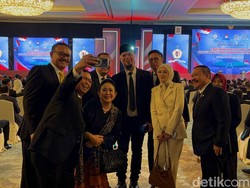 Foto: Gaya 12 Anggota DPR Berkebaya Saat Dilantik, Titiek Soeharto Pakai Pink