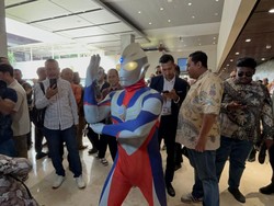 Viral Bikin Ngakak, Desainer Rilis Baju Lebaran 2025 Tema Ultraman