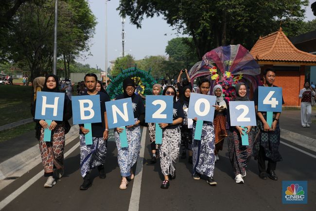 Potret Kirab Budaya Peringati Hari Batik Nasional di TMII