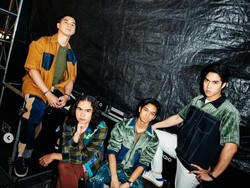 7 Foto Bastian Steel Dandan Jadi Cewek Cantik, Pose Mesra Bak Pacar El Rumi