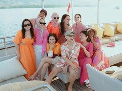 7 Gaya Anya Geraldine Liburan di Labuan Bajo, Seksi Berbikini