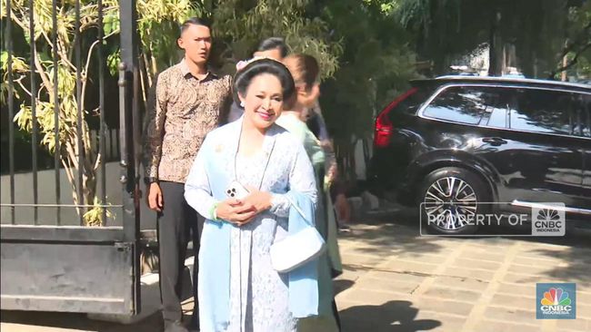 Berkebaya Biru, Titiek Soeharto tampak di Rumah Kertanegara