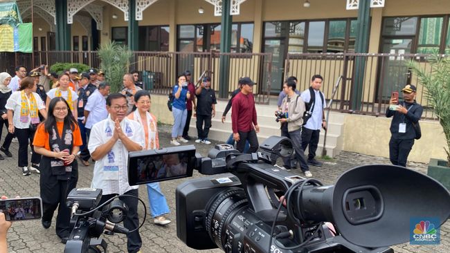 Pramono Tiba di TPS 046 Cilandak, Berkemeja Putih-Selendang Putih