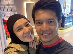 7 Foto Mesra Dimas Seto-Dhini Aminarti, Tetap Romantis Usai 15 Tahun Menikah