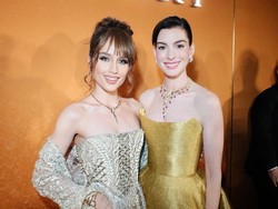 Pesona Cinta Laura di Red Carpet Bvlgari, Tangannya Dicium Anne Hathaway