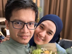 7 Foto Mesra Dimas Seto-Dhini Aminarti, Tetap Romantis Usai 15 Tahun Menikah