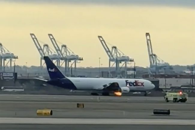 Mesin Terbakar, Pesawat FedEx Mendarat Darurat Usai Tabrak Burung