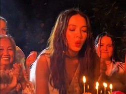 8 Foto Raline Shah Kembali Gelar Pesta Ultah, Makin Cantik di Usia 40 Tahun