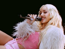 8 Gaya Seksi Lisa BLACKPINK Menari di Paris, Pakai Bikini Hingga Office Look