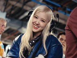 7 Potret Rose BLACKPINK Jadi Juri Fashion, Gayanya Dinilai Membosankan