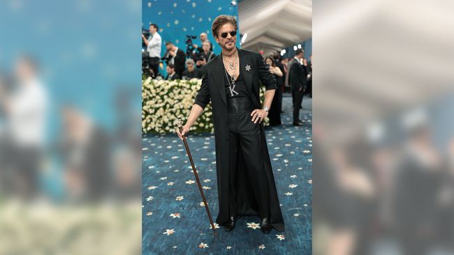 Shah Rukh Khan Debut di Met Gala Bawa Tongkat Kepala Harimau