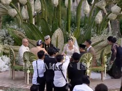 Gaya Nagita Slavina di Nikahan Luna Maya, Mak Comblang Pakai Tas Rp 104 Juta