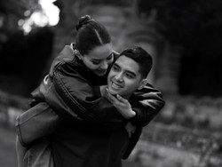 7 Foto Al Ghazali & Laura Moane Pamer Kemesraan, Cium dan Peluk di ...