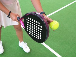 Gaya Amanda Manopo Olahraga Padel, Tampil Seksi Dengan Rok Mini