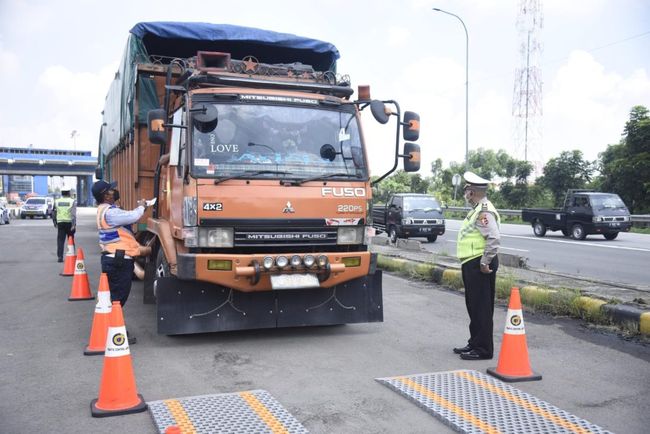 Supir Truk Ramai-Ramai Gelar Demo di Surabaya, Ada Apa?