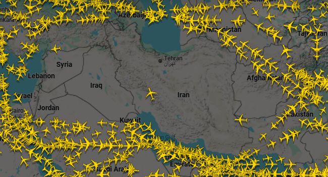 Detik-Detik Pesawat Santai Lewat Langit saat Iran-Israel Saling Serang