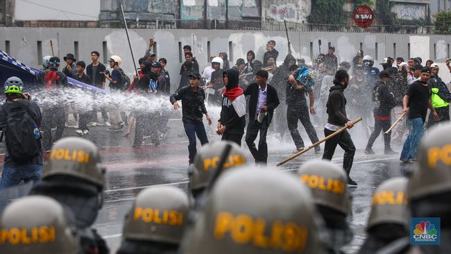 Momen Polisi Pukul Mundur Massa Demo 25 Agustus di Depan Gedung DPR