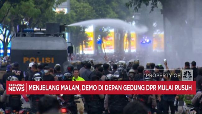 Video: Jelang Malam, Demonstran di Gedung DPR Mulai Rusuh
