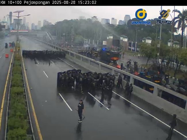 Suasana Demo di DPR Tiba-Tiba Mencekam, Massa Masuk Tol Dalam Kota