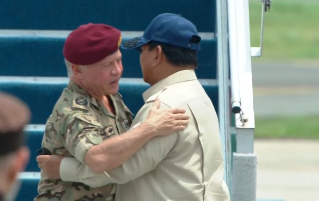 Pelukan Perpisahan Prabowo dan Raja Yordania di Lanud Halim