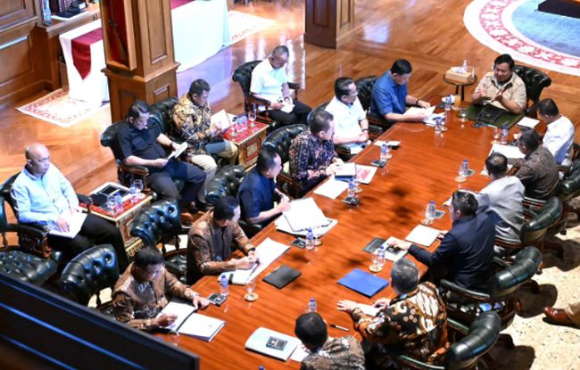 Potret Prabowo Rapat Siang-Malam di Hambalang Bahas Tambang