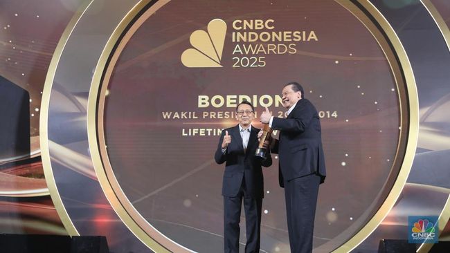 Boediono Raih Lifetime Achievement di CNBC Indonesia Awards 2025