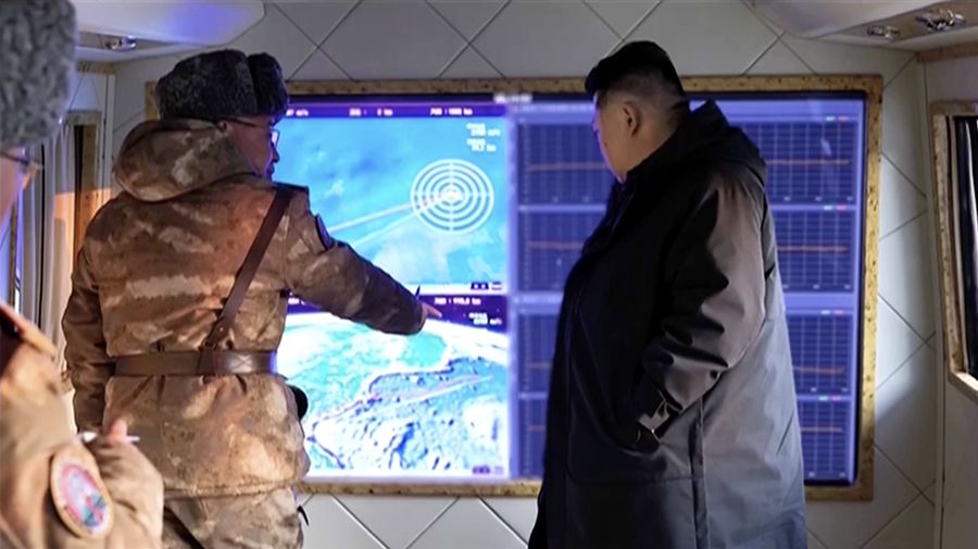 Potret Kim Jong Un Luncurkan Rudal Hipersonik, Siaga Perang Nuklir